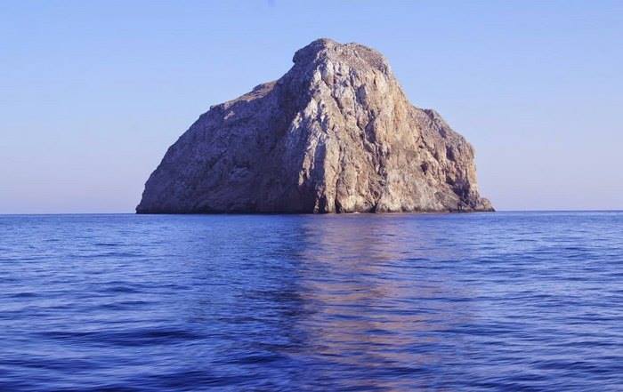 Μαυροπετρίτες, τα γεράκια των Κυθήρων – Ελένη Χάρου