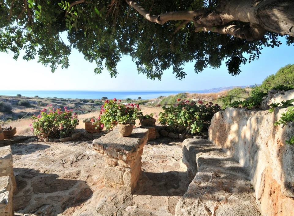 Η λαϊκή μούσα εξυμνεί την Παλιόπολη στα Κύθηρα – Ελένη Χάρου