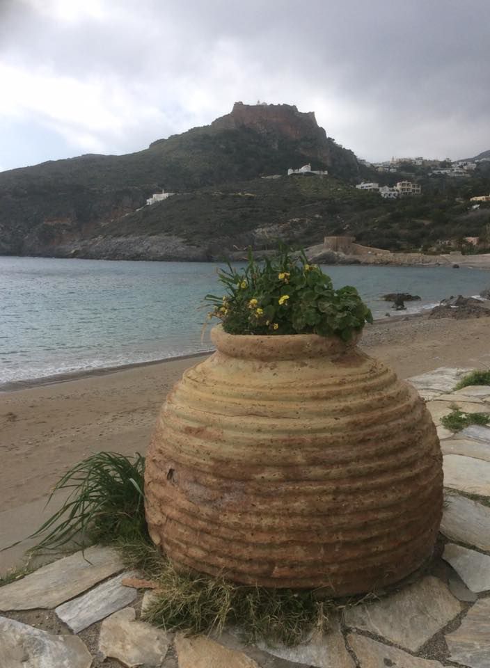 Παλιά πιθάρια στα Κύθηρα – Ελένη Χάρου